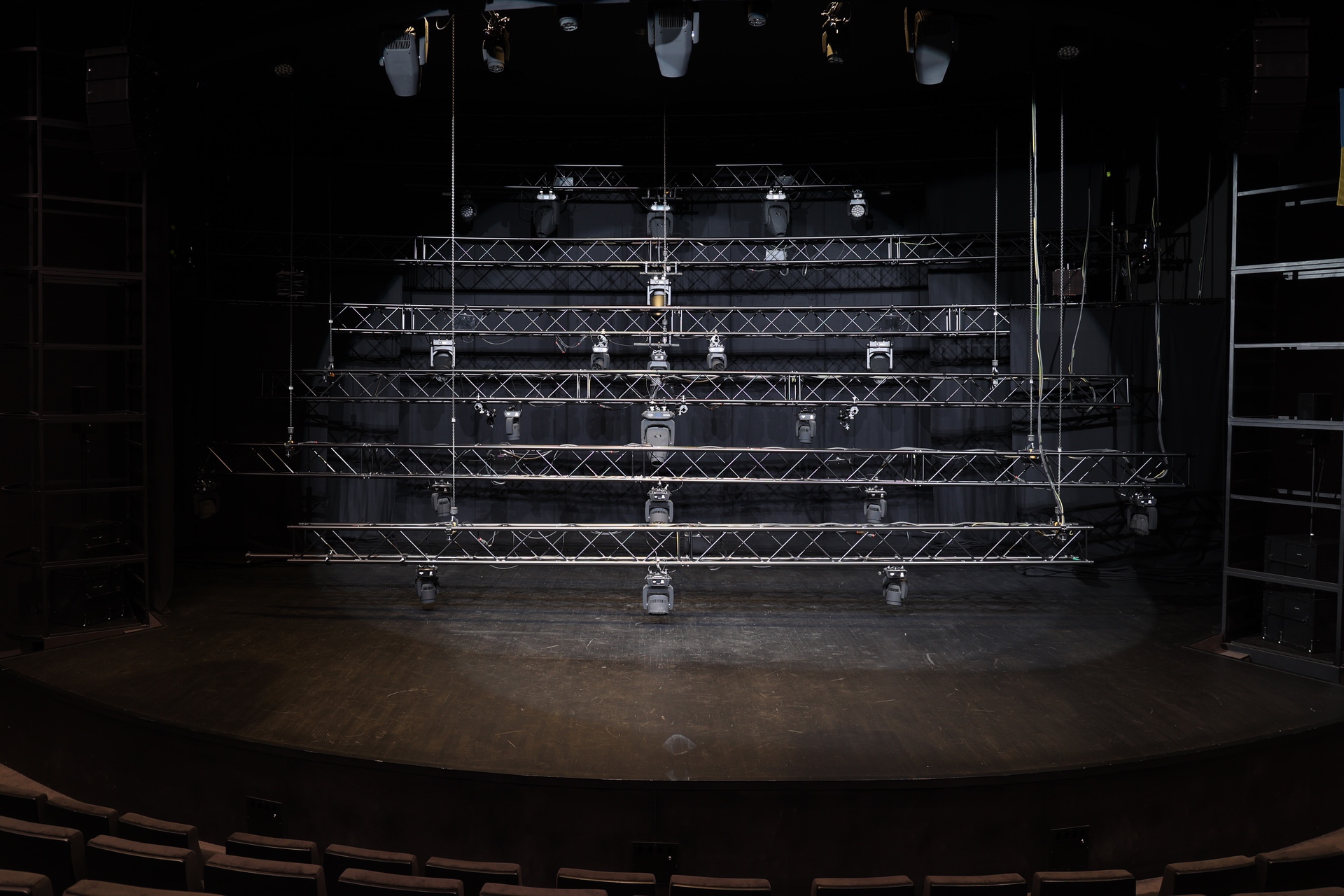 27 STAGEMAKER electric chain hoists from Verlinde now equip the new ...